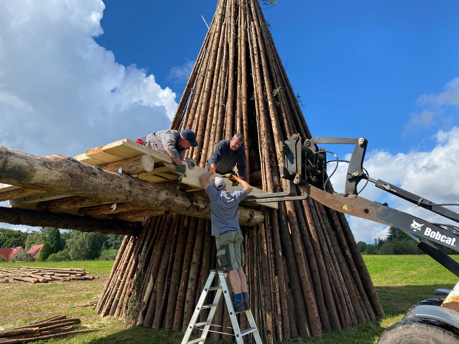 Das Höhenfeuer kann kommen: der „Haufen“ steht! – Sportfreunde Dobel